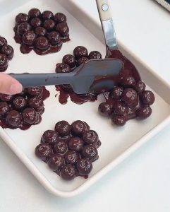 Chocolate-Covered Blueberries (3 Ingredients) - Cafe Deluxe