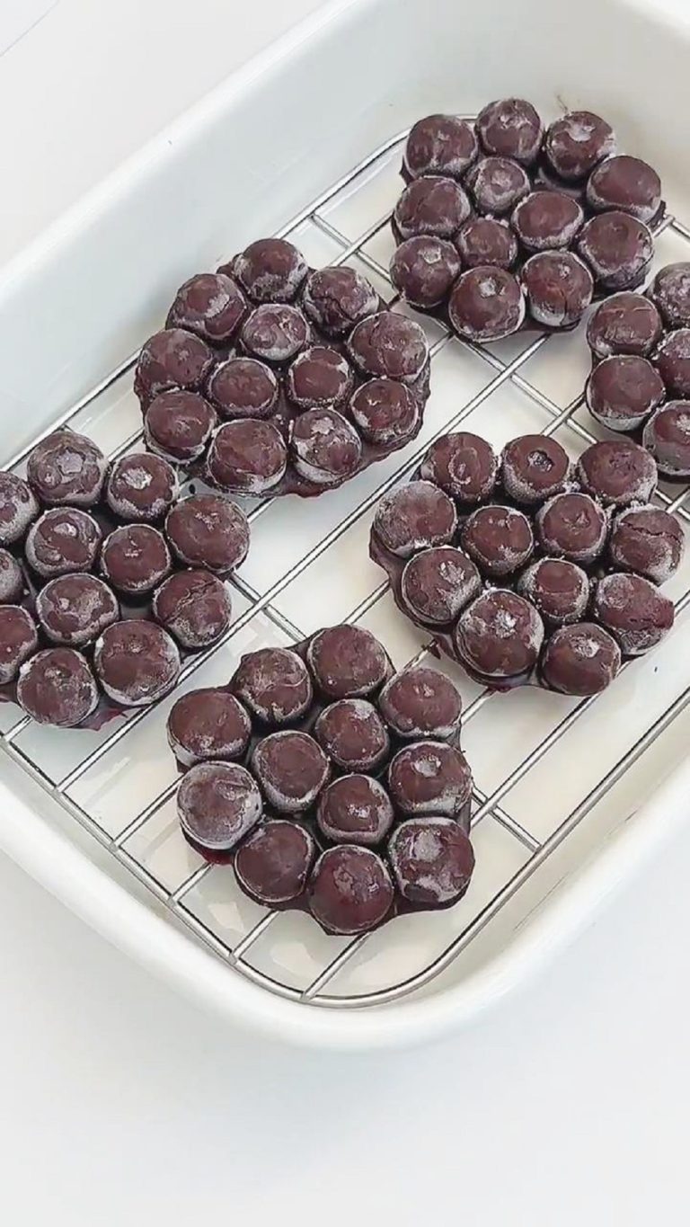 Chocolate-Covered Blueberries (3 Ingredients) - Cafe Deluxe