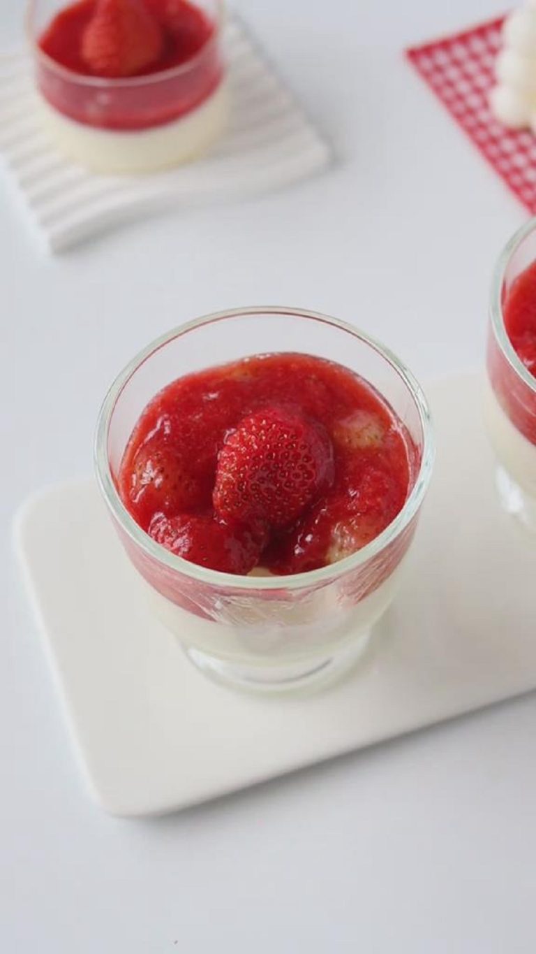 Strawberry Panna Cotta Recipe - Cafe Deluxe